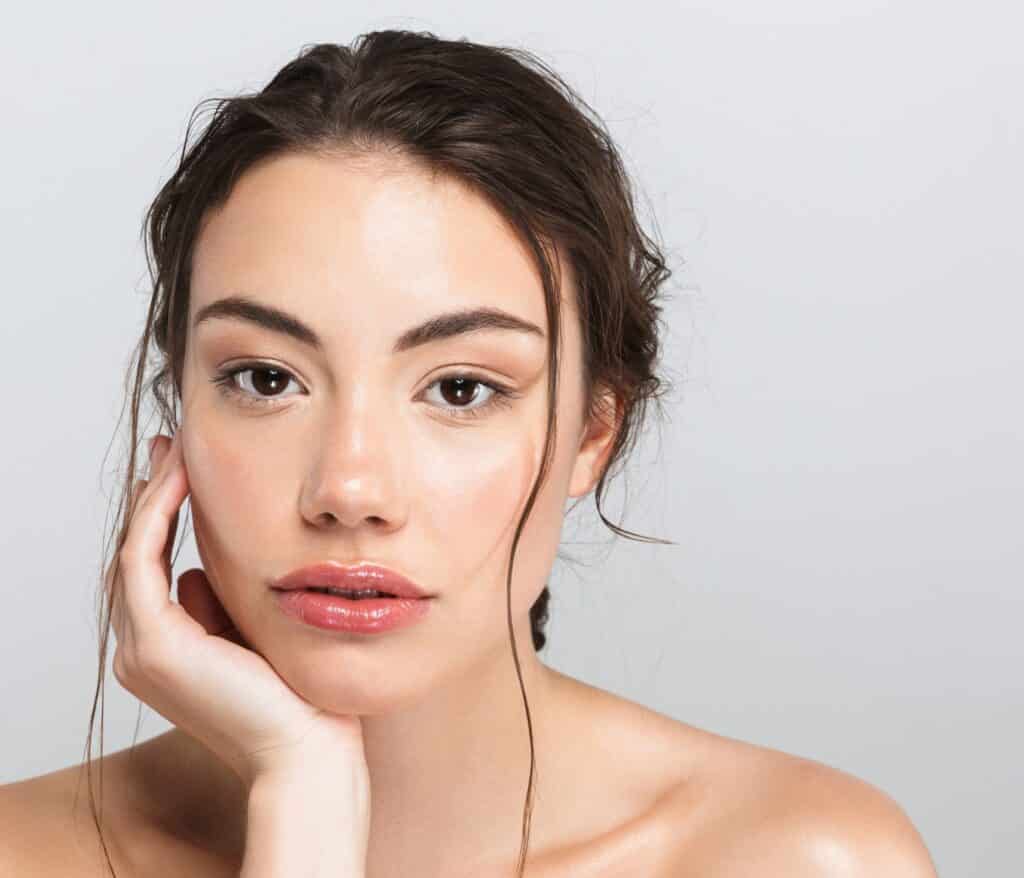 Prothèses des pommettes : implants faciaux | Face Clinic Genève