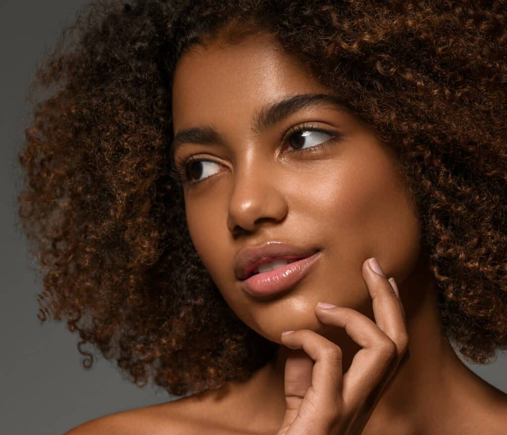 Peeling peaux mates et foncées : particularités | Face Clinic Genève