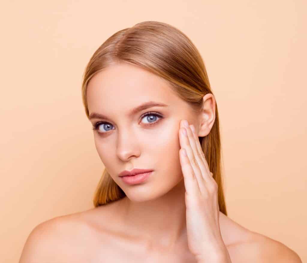 Acide hyaluronique pour le comblement des pommettes | Face Clinic Genève